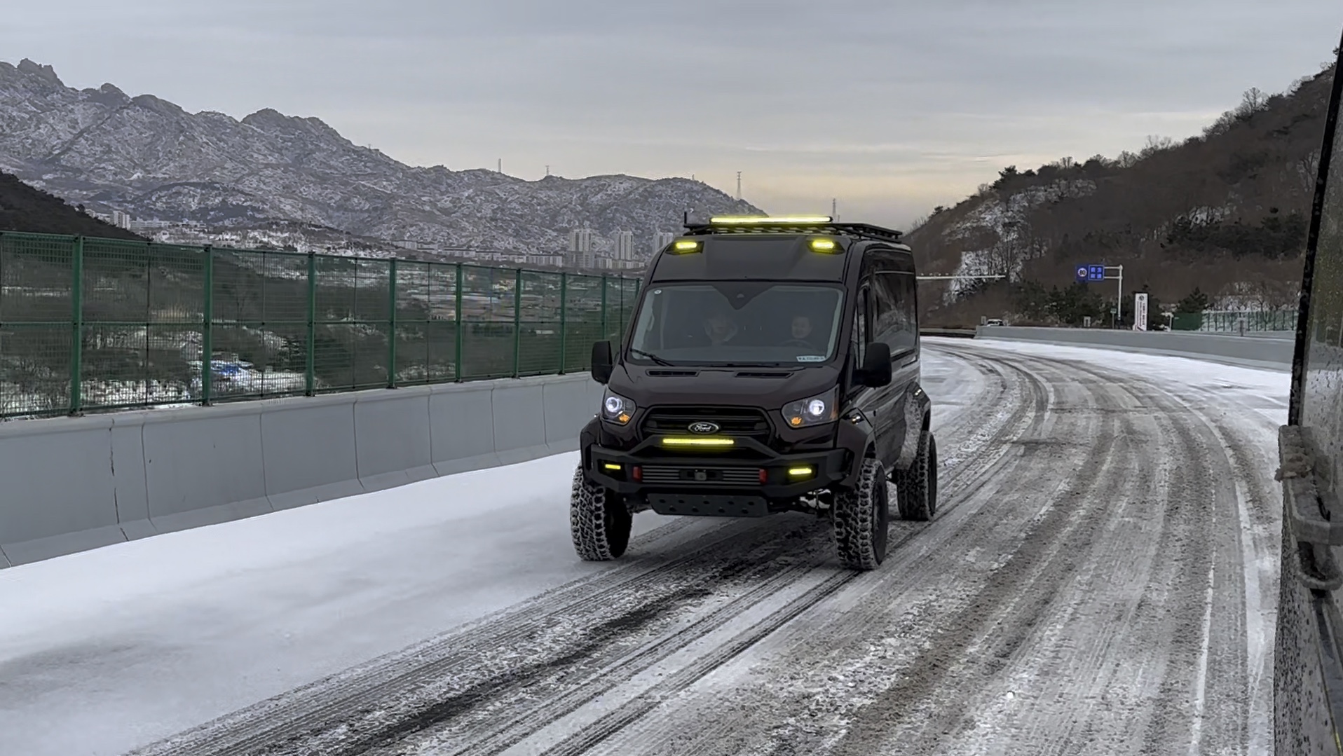 福特四驱门桥越野款房车猛虎