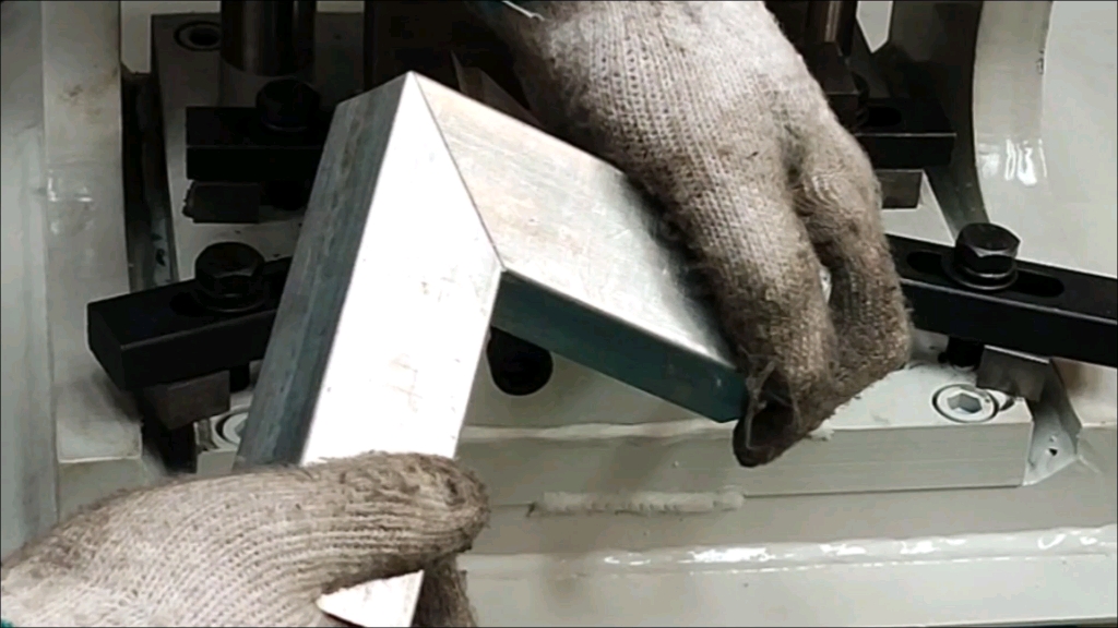 ...方货架车架90°直角弯折一次成型 #数控开料机# #多功能冲剪机角钢...