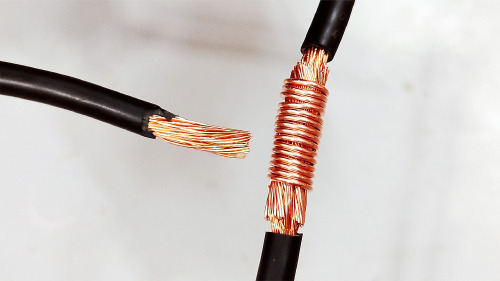 头一次见电工这样接电缆,不是把铜丝互相缠绕,而是用电线捆起来