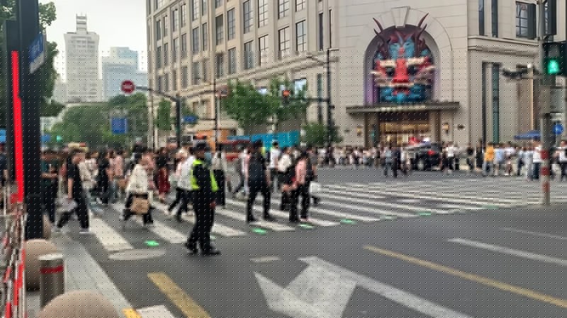 上海南京路步行街行人过红绿灯