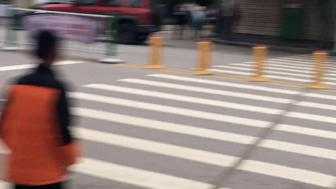 行人做主的红绿灯,玩童亲试,过马路更安全。