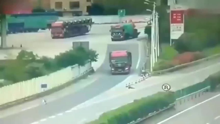 交通安全事故案例警示:一车在高速路上突然失控撞到路中间隔离带