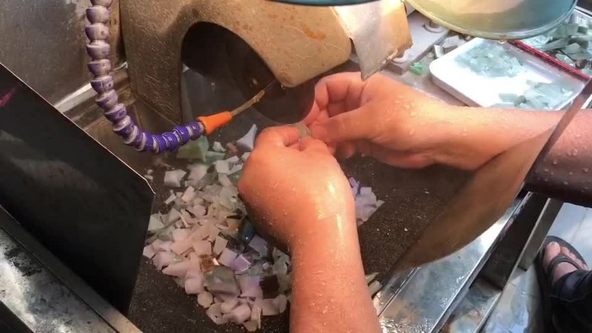 切石头取翡翠,手艺人技术活