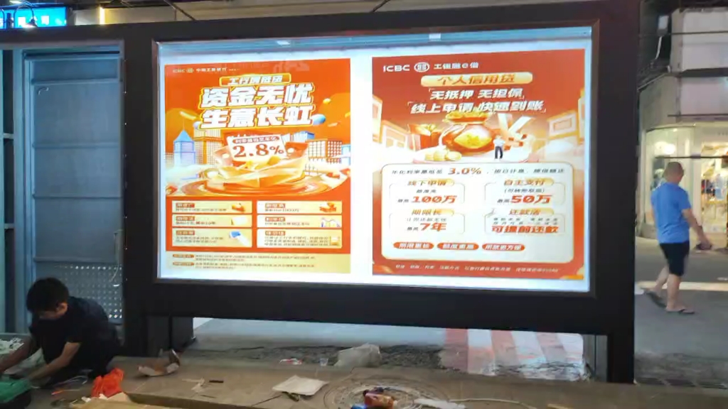 外出安装滚动灯箱,放假时间我们继续搬砖!