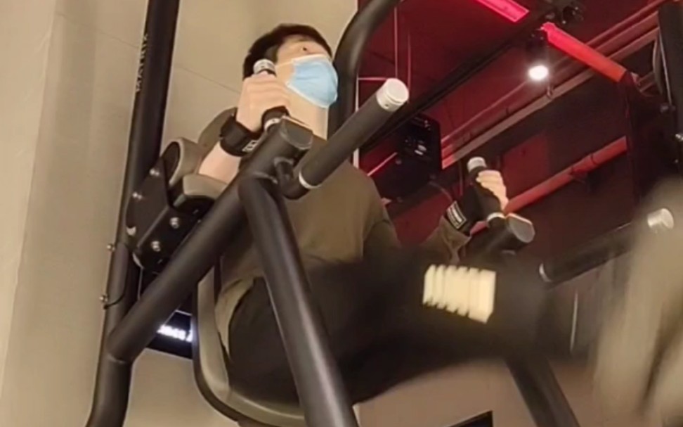 腹肌核心动作训练 垂直凳(双杠)卷腹