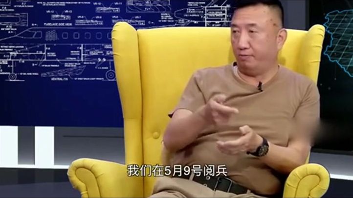 张召忠说:国人在车臣国做专访,车臣的总统老是变换采访位置
