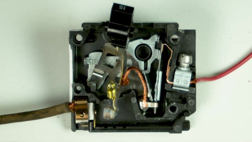 慢动作解释断路器的工作过程