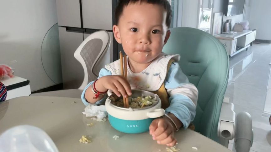2岁的宝宝第一次尝试用筷子了,为上幼儿园做好准备!
