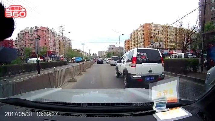 交警查车,三轮车逆行疯狂逃跑险酿事故
