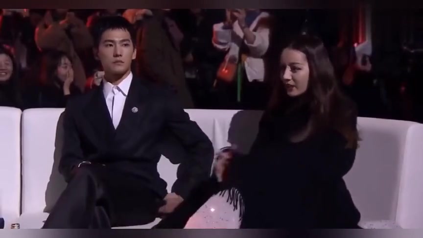 星光大赏:肖战王一博杨洋杨幂迪丽热巴台下神仙同框镜头!