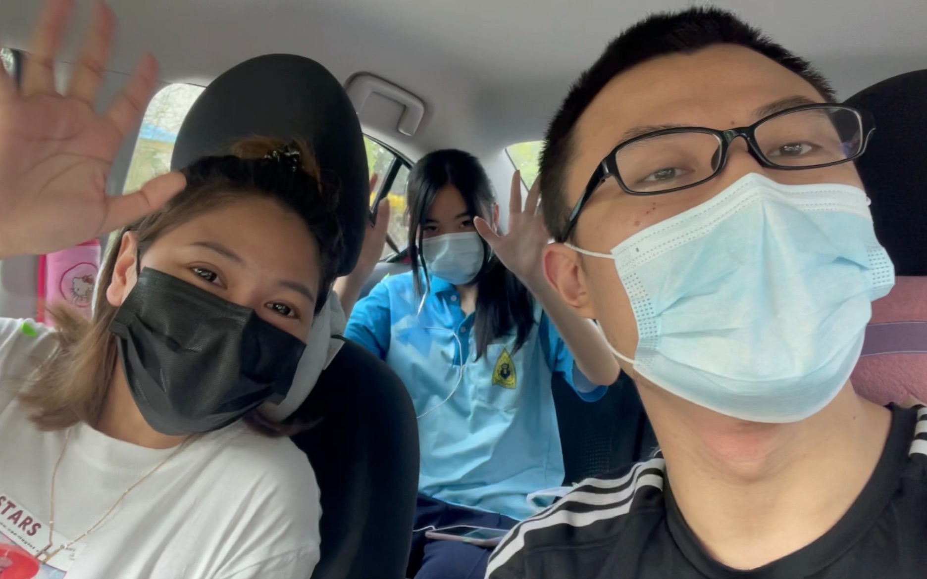 带泰国表妹去学校买书,也了解了泰国的教育思想,从小培养不攀比