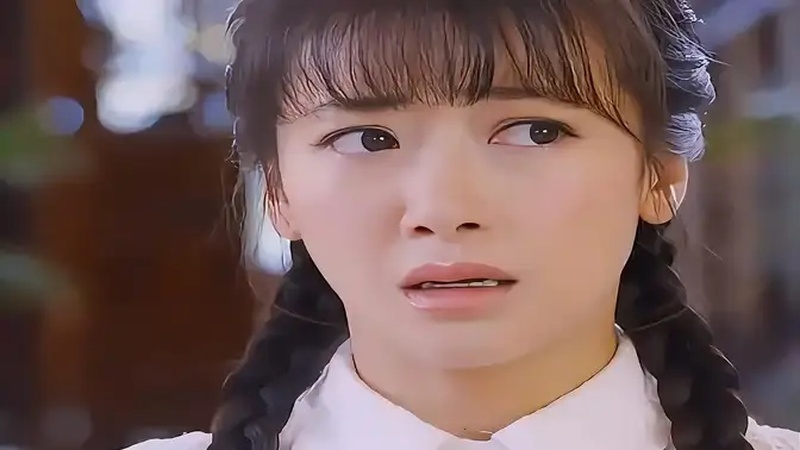 女孩发现世上竟有人,和自己长得一模一样,瞬间惊呆了