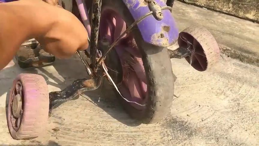 恢复生锈的日本旧微型自行车