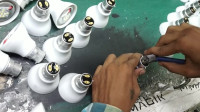 实拍LED灯泡生产过程,这种小作坊在广东真的很多