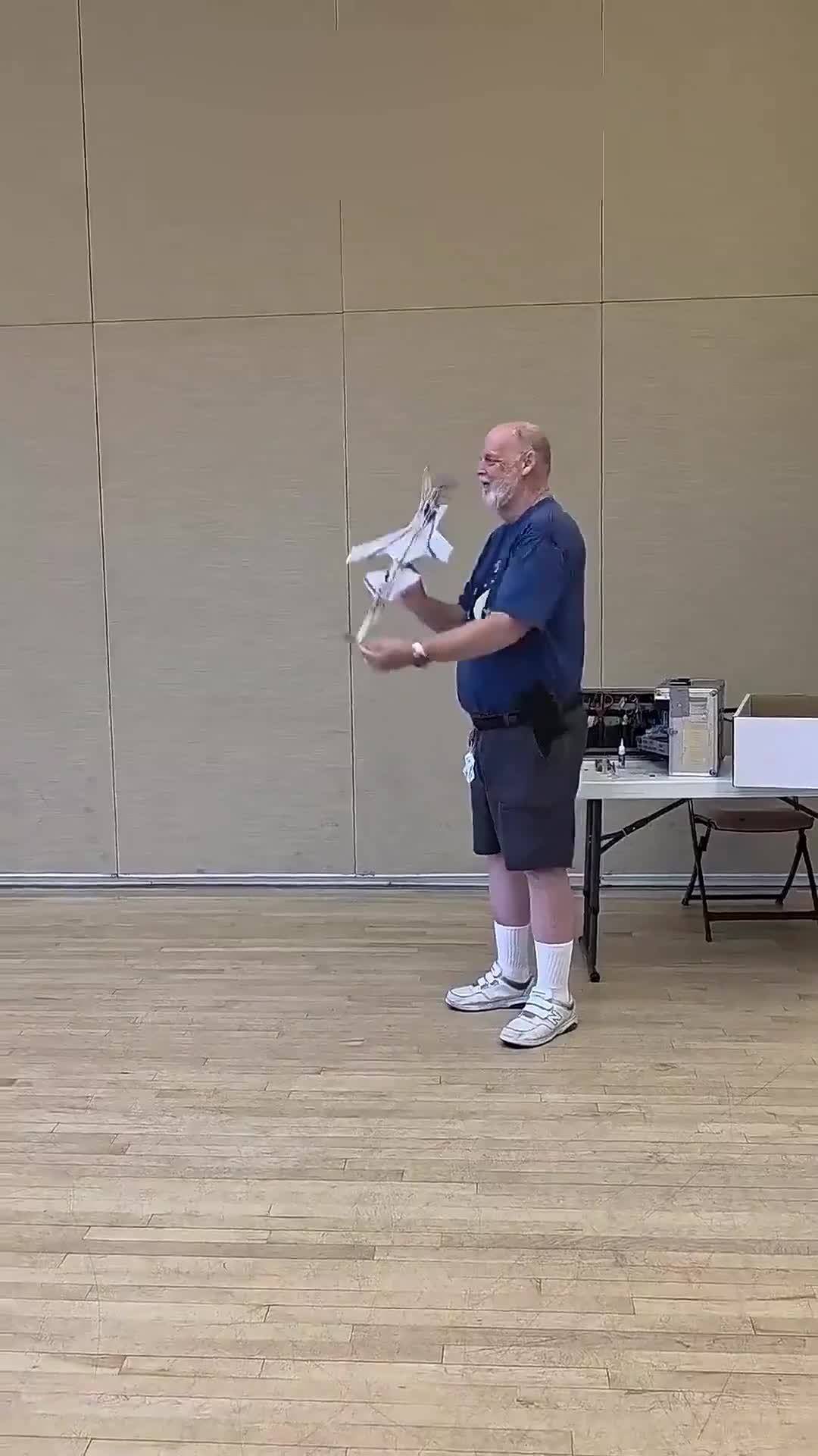 这飞机行啊,大叔玩转空气动力学,回去给孩子做一个! 