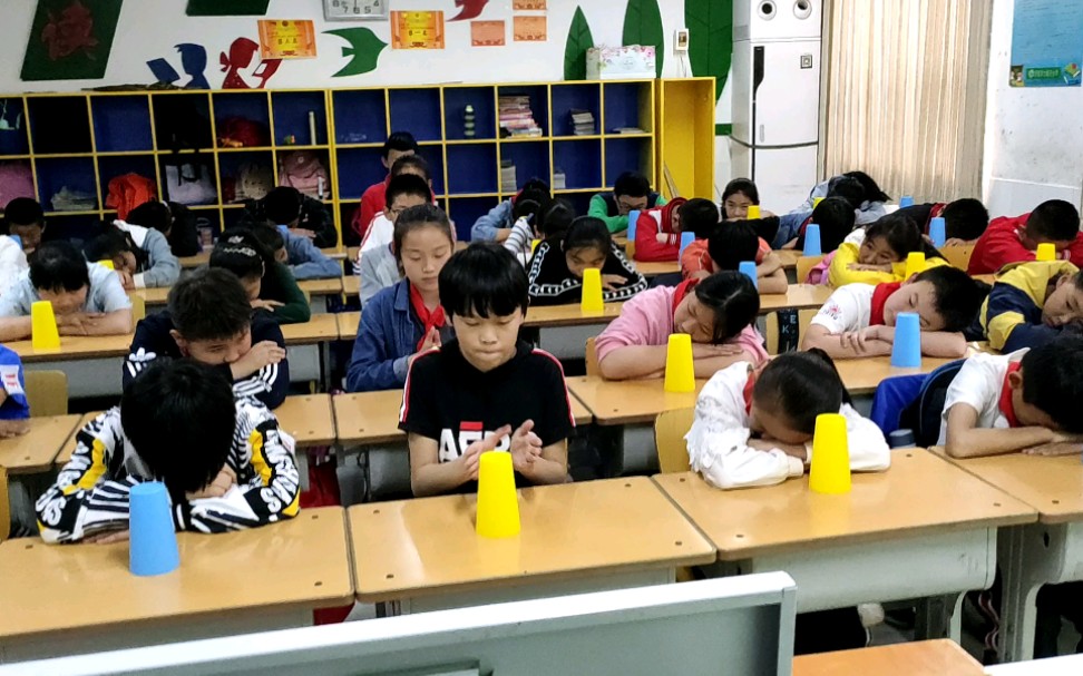 小学六年级学生的杯子舞 想你们