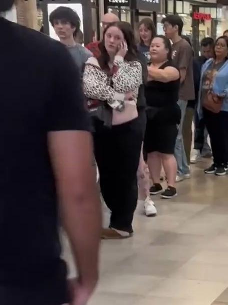 中国潮玩品牌泡泡玛特在美国开店,消费者排成长队,号召力惊人