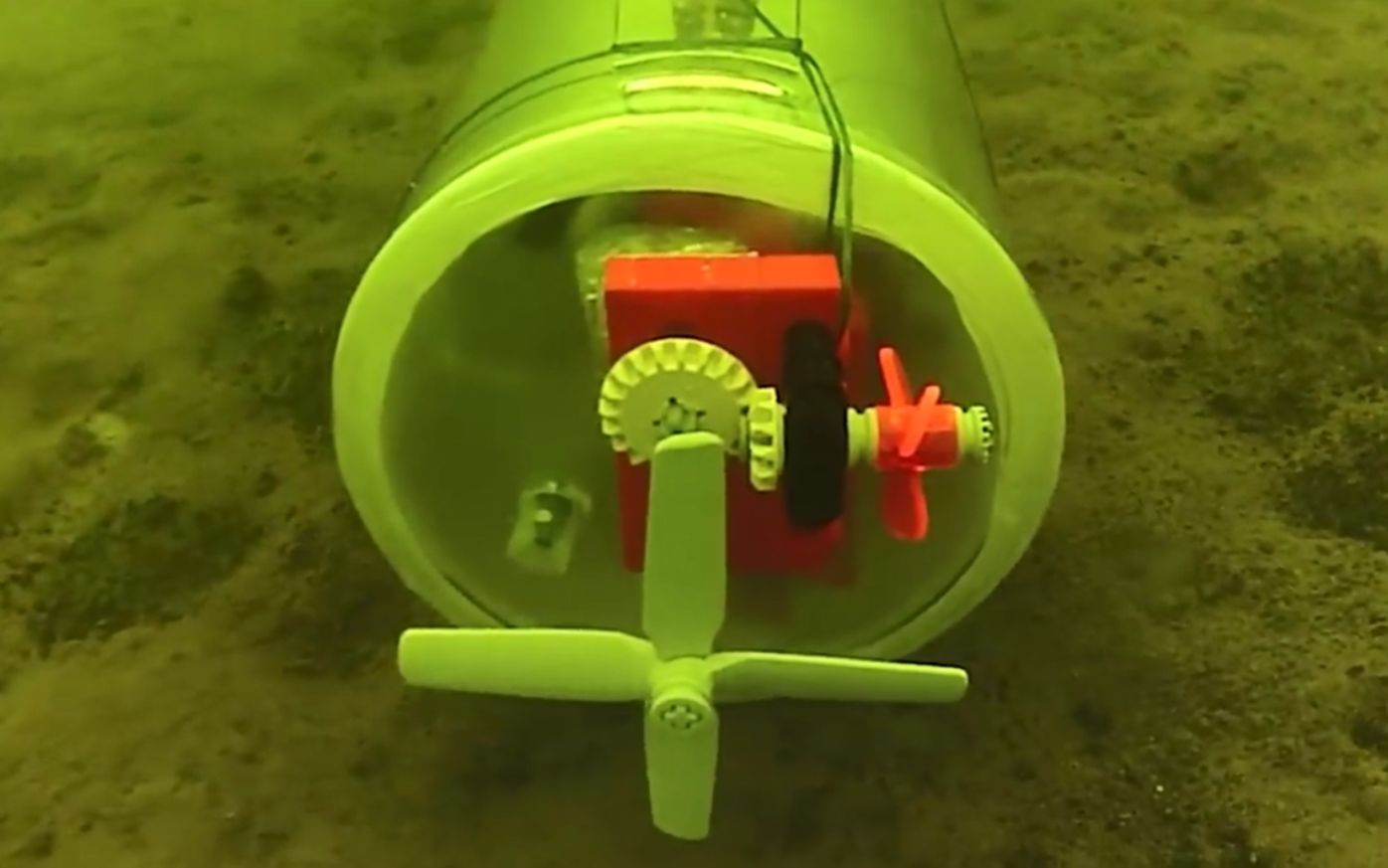 用玻璃杯制作潜水艇,水下看的一清二楚,收不到信号就歇菜了