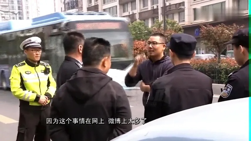 交通:大妈开车时吃亏,竟把儿子叫来打架,交警真是哭笑不得!