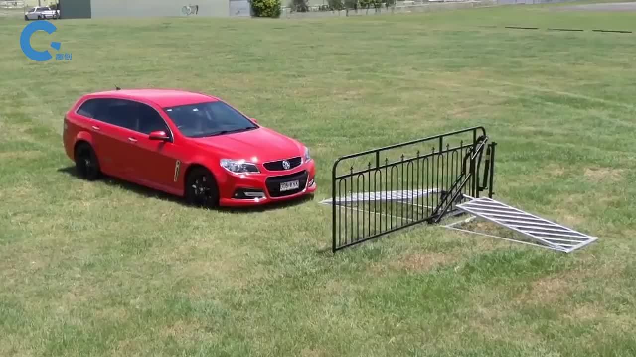 不用电的“自动门”,汽车开到跟前就能自动打开,原理很简单