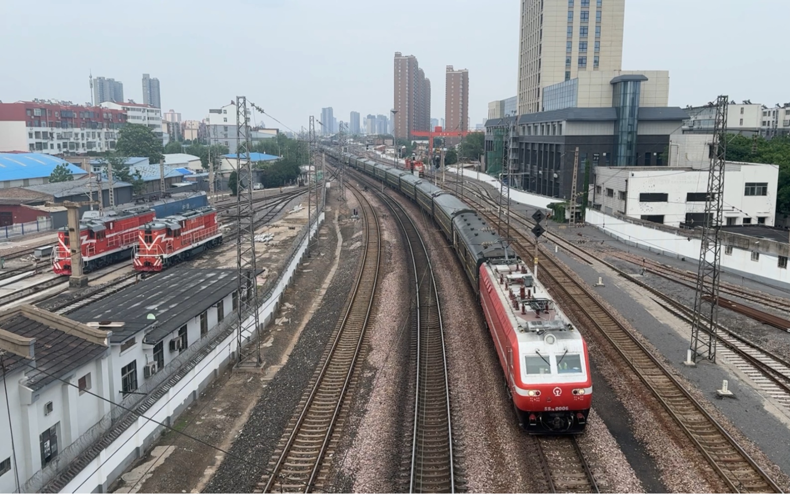 兰局兰段SS7E0006牵引深圳东-兰州的K131次快速列车通过定鼎大桥...