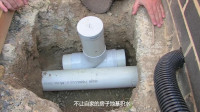 为了防止房子地基积水,老外给排水管装上这装置,看完后点赞!