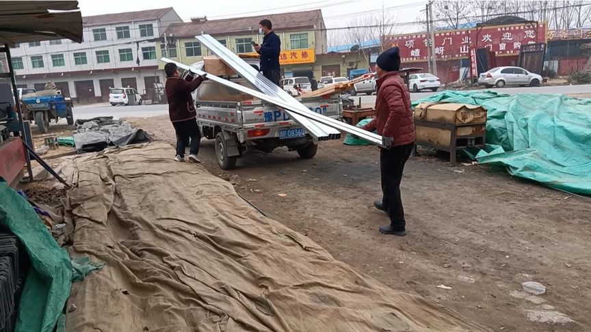 农民小伙家搭棚子市场买钢材,彩钢瓦,方钢啥价格?一起来看看