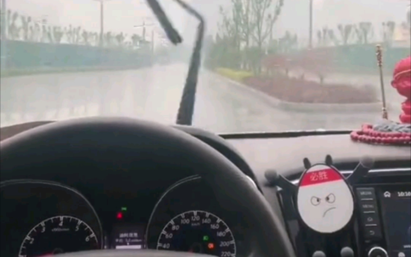 自动感应雨刮,快的要起飞了。