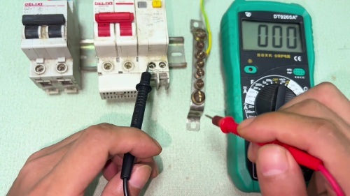 火线和地线电压正常是多少伏?为什么跟零线一样?是不是漏电了?