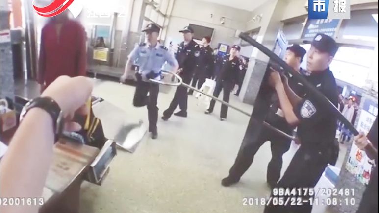 男子在火车站拔出30厘米长管制刀具 称“谁靠近我就拿刀捅死谁”