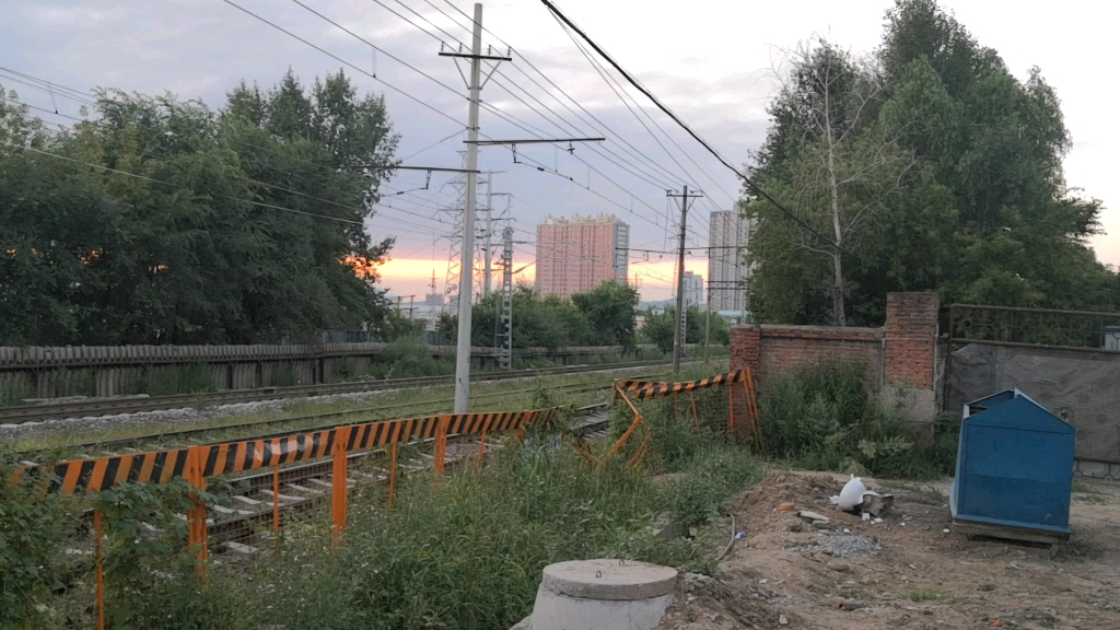 鹤岗南山道口三跨桥下通过的东德EL2电力机车与HXN-5双重联编组
