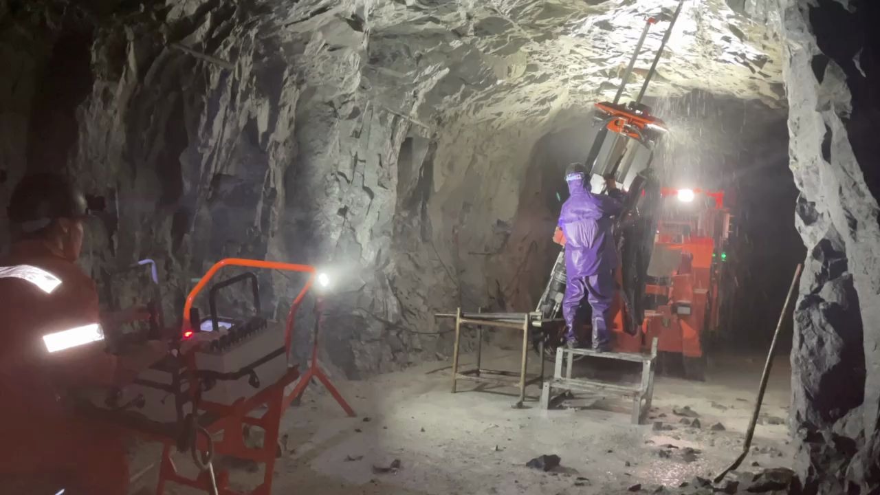 江西鑫通DL2矿用液压采矿钻车在江西九江盛达矿山中的应用