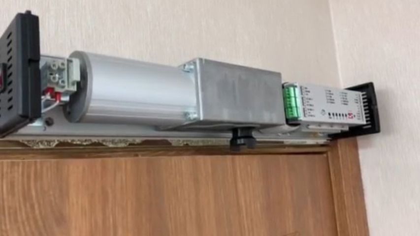 智能楼宇电动闭门器内开安装视频