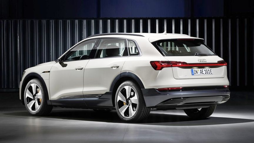 售价7.48万美元起!奥迪首款电动车发布,开门全是屏,比Q8还帅气