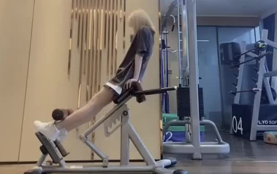 谁能告诉我这个健身器材的正确使用方法变装 健身房 一字马