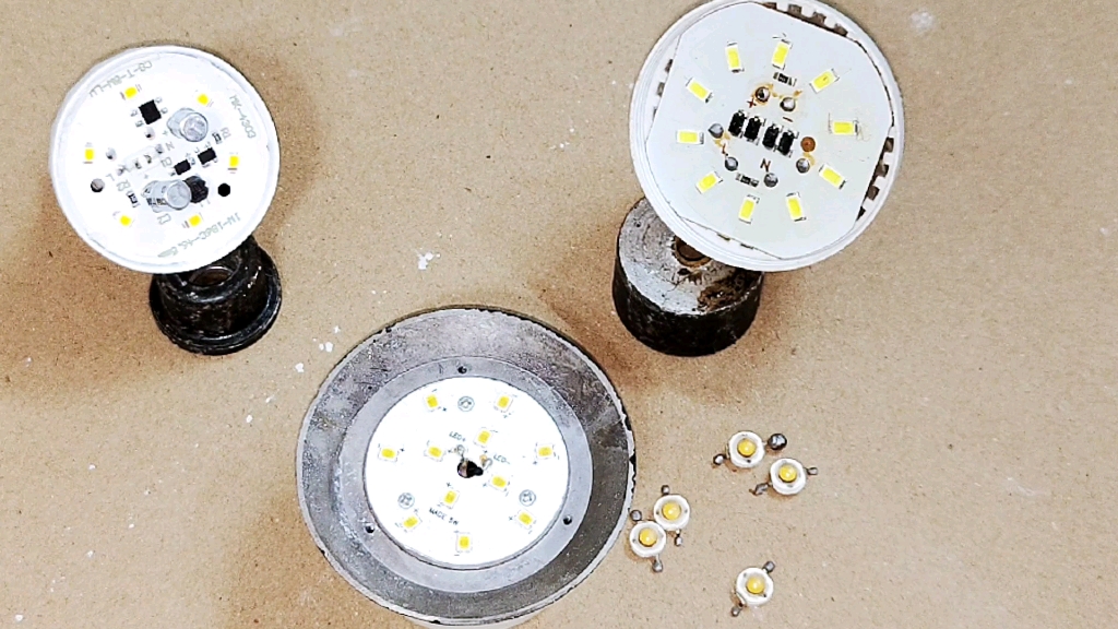 LED的灯珠比电烙铁头还要小很多,到底是怎么焊上去的?涨见识了