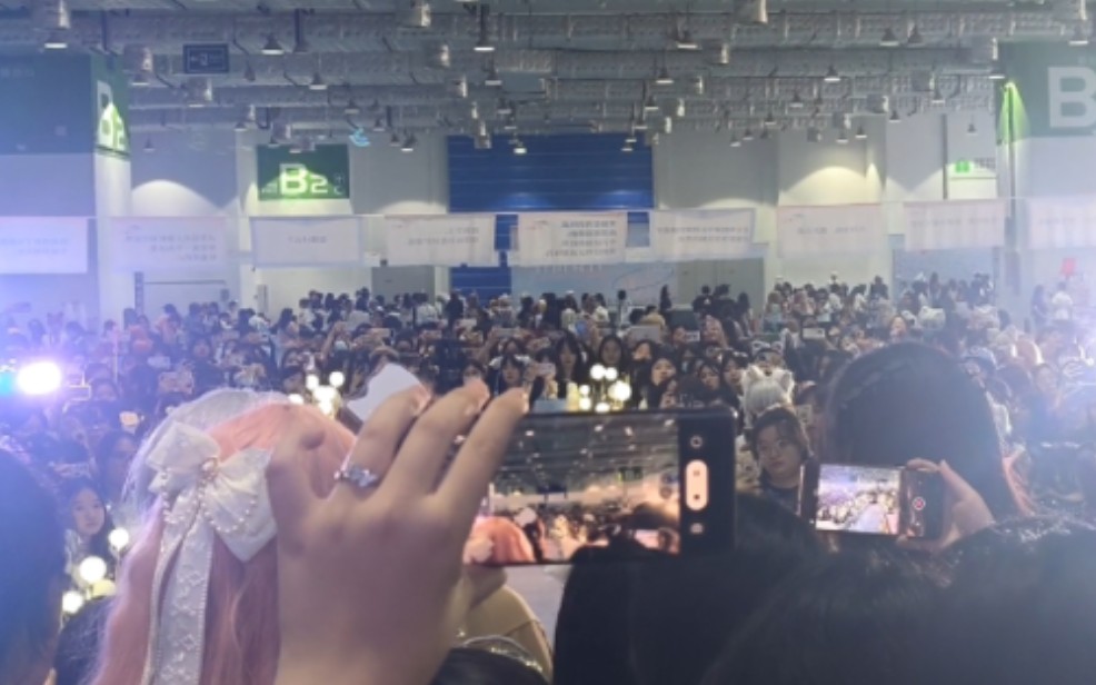 真的唱哭了!国乙漫展的大合唱《多远都要在一起》,乙游破防曲!一个记录