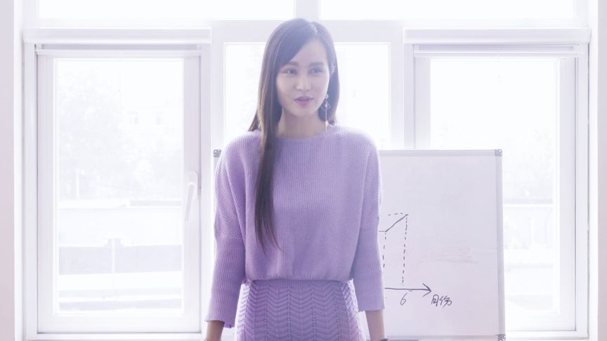 美女领导的会议指导,手下如何贯彻执行!