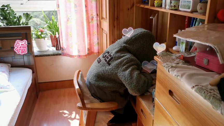 疫情期间,老师白天直播上课,晚上检查作业,还把新书送到家门口