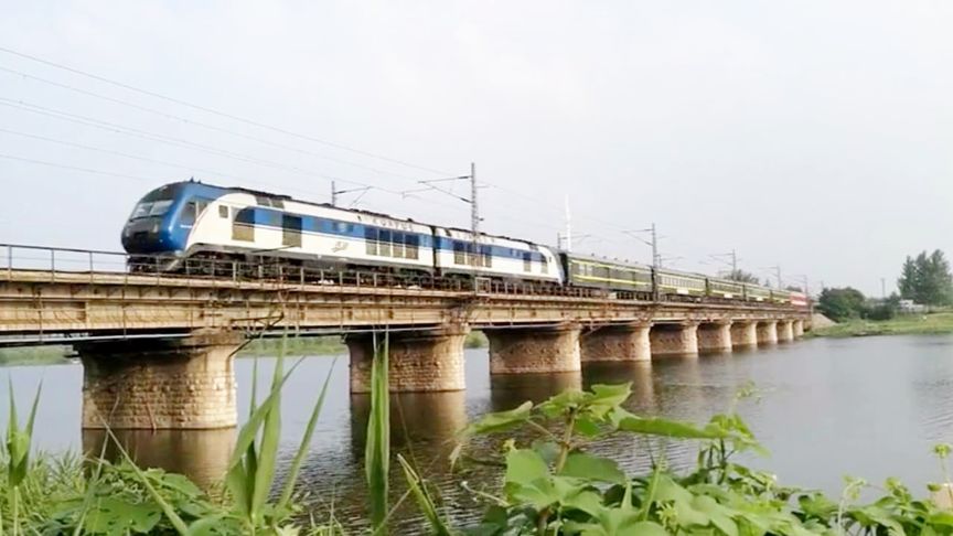 全程3000公里的火车 DF11G牵引昆明至济南K492次通过宿州段