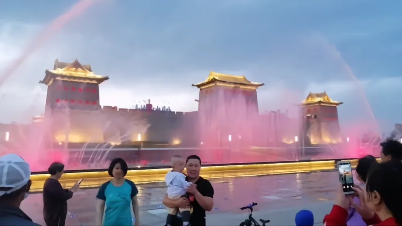 大同古城永泰门前的喷泉广场