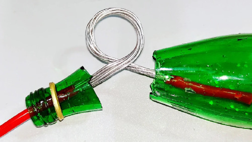 才知道,把电线弯一个圈套在玻璃瓶上,就能快速分割玻璃,真方便