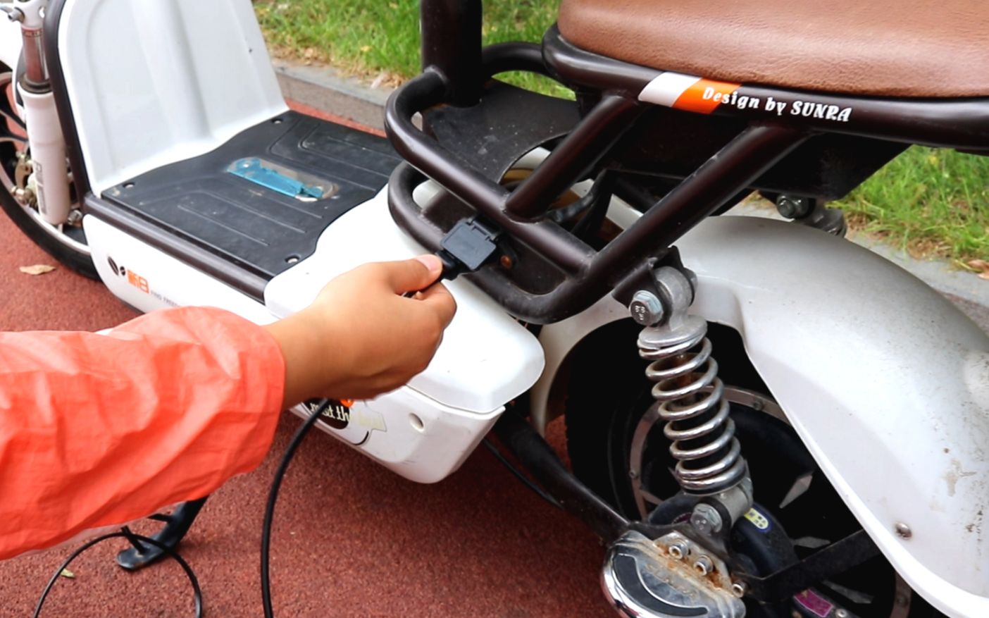 电瓶车充电要当心,10个人9个会犯错,尤其第3种,电瓶坏的最快