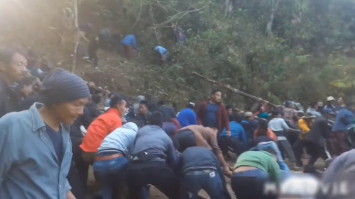 印度尼西亚,车辆受困,成千上万人主动救援,村民太团结了