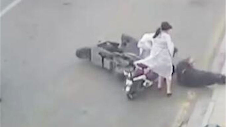 出租车违停后开门 男子径直撞上摔倒 遭一旁电动车女子怼伤头部