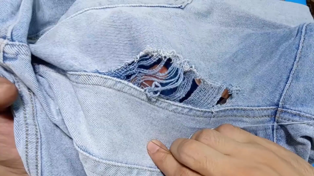 牛仔裤破烂了千万别扔掉,试试这种无痕修补方法,效果会令你吃惊