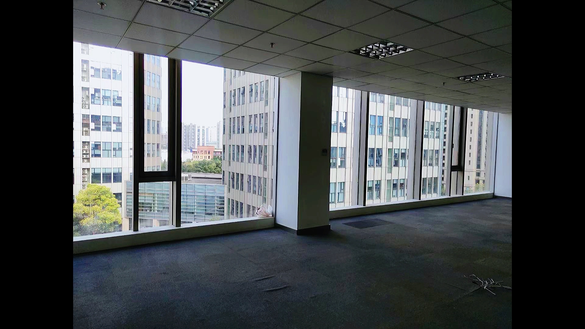 ...(正对电梯厅)租金单价:3.70元/建筑平方米/天(含税价)物业费公司:第一...
