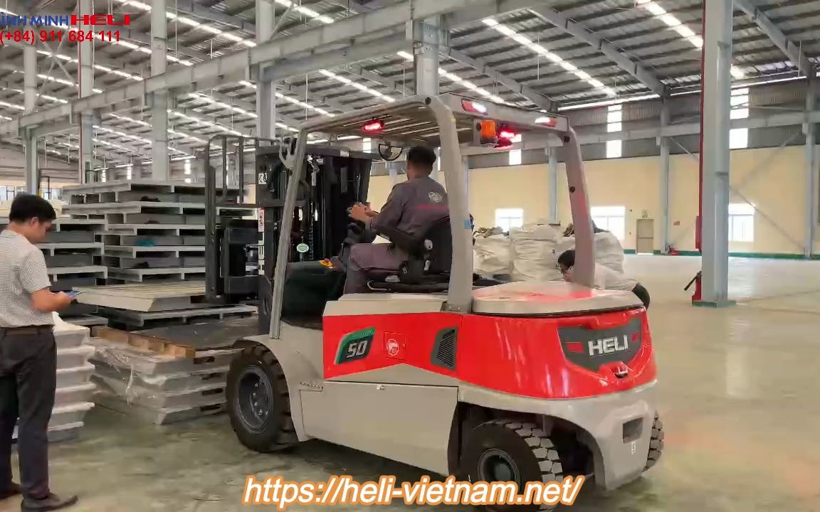 在越南送货合力5吨锂电池叉车