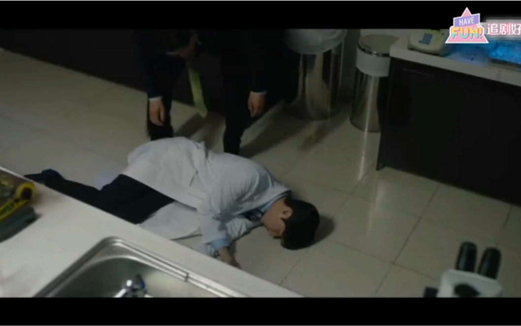 韩剧《老顽固实习生》男主忙到胃出血晕倒片段