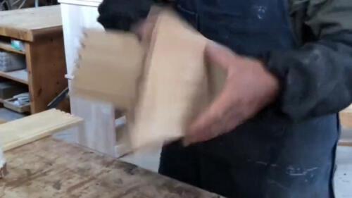 实木家具制作,这速度一看就是个老手了,新手没那技术!